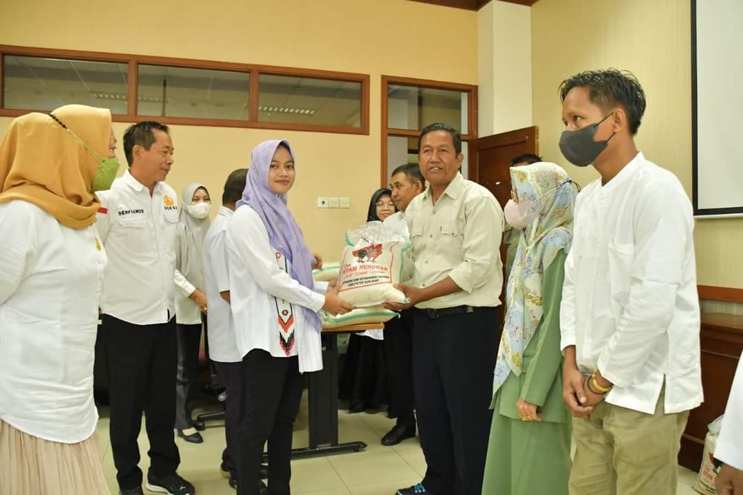 Bupati Nunukan Serahkan Bantuan Beras ke Sopir Angkot, Panti Asuhan dan ... Bupati Nunukan Serahkan Bantuan Beras ke Sopir Angkot, Panti Asuhan dan ...