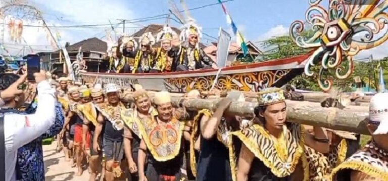Delegasi OIC-CA Saksikan Festival Adat Dayak Kenyah di Pampang - Niaga.Asia