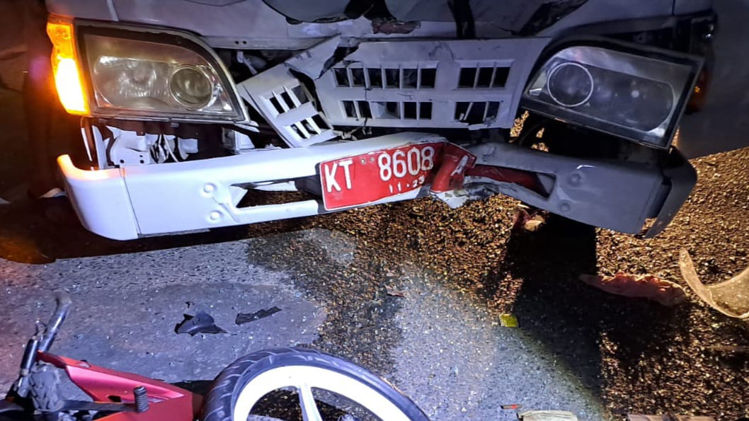 Hilang Kendali, Pemotor Hantam Truk Sampah - Niaga.Asia Hilang Kendali, Pemotor Hantam Truk Sampah - Niaga.Asia